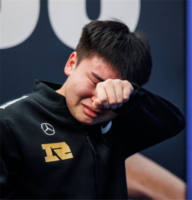 RNG淘汰4个落泪时刻，小虎跟faker击拳偏头，gala看着小吕布_腾讯新闻