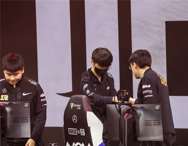 RNG淘汰4个落泪时刻，小虎跟faker击拳偏头，gala看着小吕布_腾讯新闻