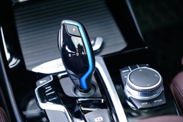 30多万买BBA纯电SUV非它莫属？宝马iX3评测_腾讯新闻