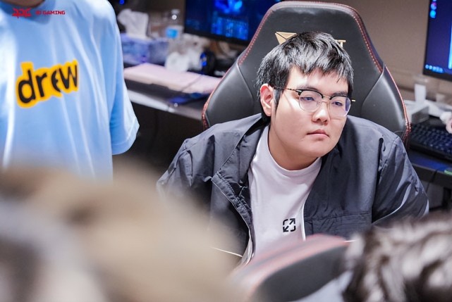 S12半决赛来袭！JDG有望击败T1，宙斯对369评价很高，上野稳了？_腾讯新闻