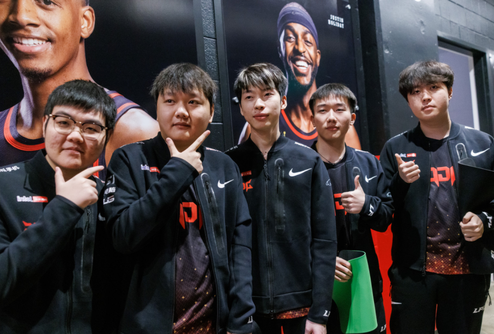 LPL4队全部淘汰，Uzi微博沦陷，网友：带华子再冲一次吧！_腾讯新闻