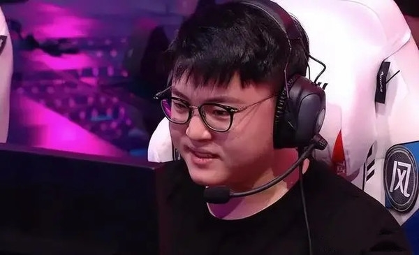 LOL：EDG-Uzi正在连接，厂长出面劝说Uzi，WBG签约S赛选手_腾讯新闻