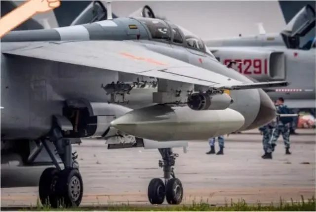 歼轰-7A2携带中国版JASSM首次亮相，令人振奋！_腾讯新闻