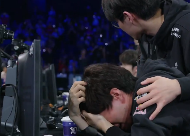 DRX击败T1夺冠，Deft开心落泪，Faker低头沮丧，辅助哭成泪人_腾讯新闻