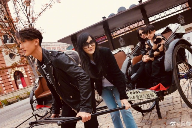 吴尊晒横店写真，一家四口神态高冷像特务，12岁NeiNei身高直追爸爸_腾讯新闻