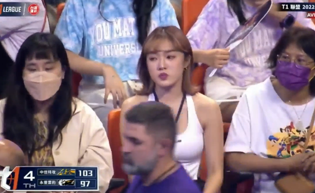 38＋25＋9！霍华德中国首秀火爆，率队21分大逆转，现场美女如云_腾讯新闻