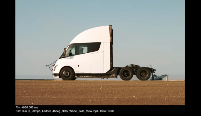 特斯拉 Semi 交付：800km 续航、1000v 架构，1mw＋快充——它是野兽，它像 Model 3一样好开 腾讯新闻