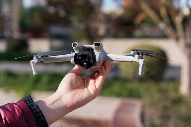 大疆DJI Mini 3无人机评测：精确定位，便携高画质与性价比的结合体_腾讯新闻