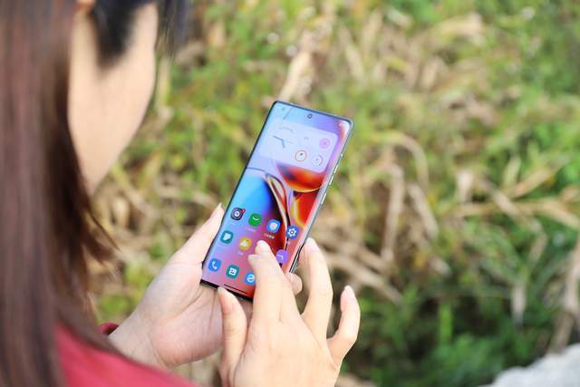 3399元起！moto X40首发评测：手机中的SUV，性能影像双巅峰_腾讯新闻