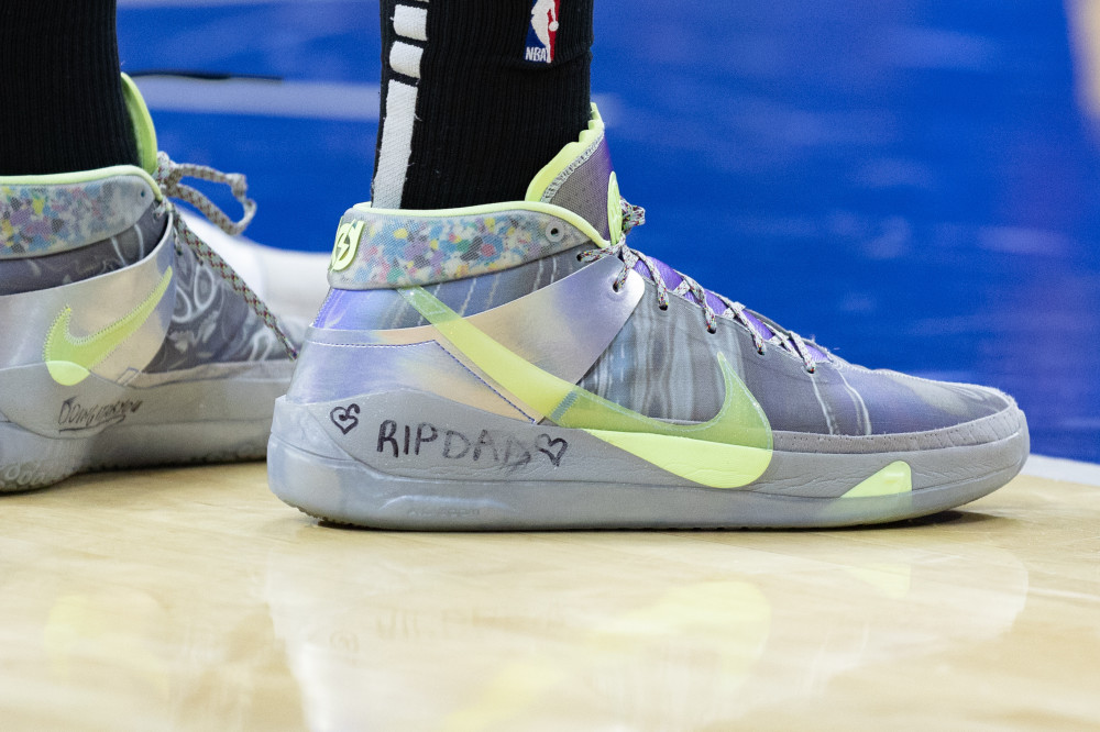 酷爱KD13！西亚卡姆上脚KD13全明星配色战靴 砍下38分15板6助_腾讯新闻