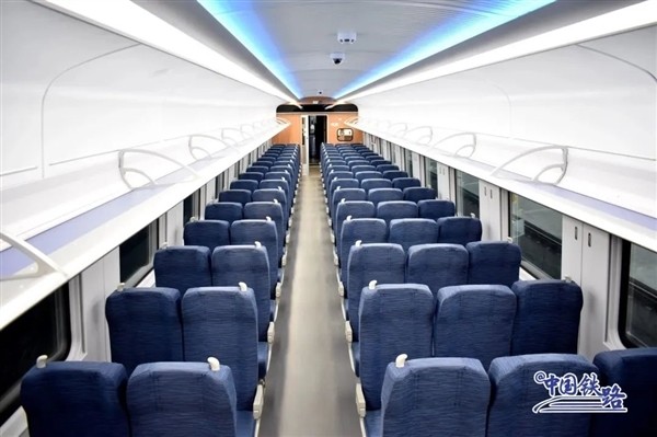 新型复兴号CR200J首次亮相：Wi-Fi全覆盖 充电插口增加_腾讯新闻