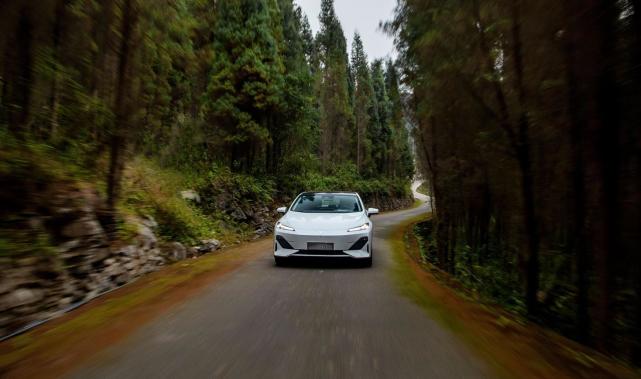 一箱油轻松实现1200km续航，长安深蓝SL03是如何做到的？_腾讯新闻