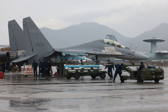 谁是最强四代半？歼16与美军F15EX，顶流巅峰之战，谁更强_腾讯新闻