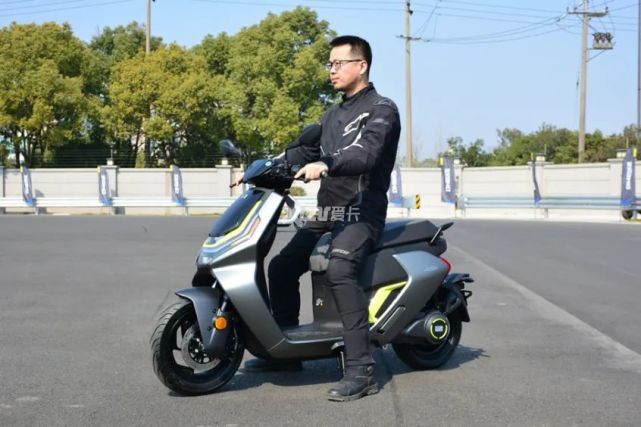 ZEEHO极核AE6＋电摩上市 售11980元_腾讯新闻