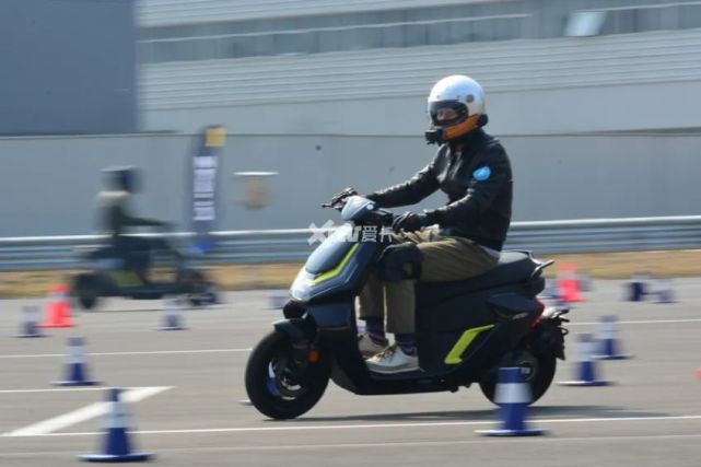 ZEEHO极核AE6＋电摩上市 售11980元_腾讯新闻