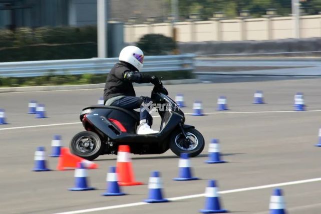 ZEEHO极核AE6＋电摩上市 售11980元_腾讯新闻