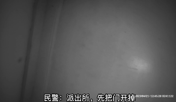 文成女子关在房间里做这事！他很着急腾讯新闻
