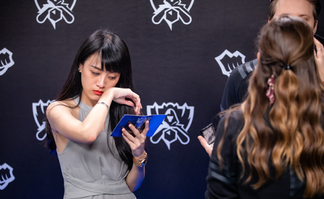 Maple甜美女友现身赛场 意外吸睛不愧是LMS招牌女解说_腾讯新闻