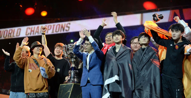 LPL蝉联S赛冠军！FPX3-0横扫G2捧杯 小天夺FMVP_腾讯新闻