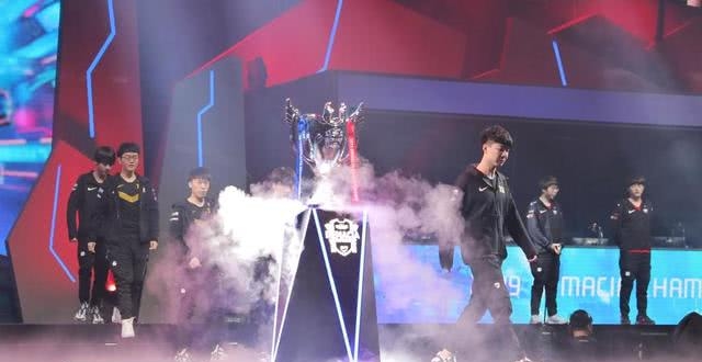 S10前RNG摊上大事！网友爆出斗鱼已起诉RNG，赔掉Uzi天价签约费_腾讯新闻