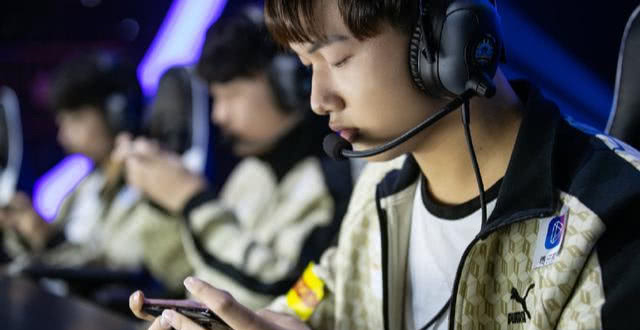 QGfly拿到第五个FMVP，18年下半年却异常低迷，都是因为英雄池！_腾讯新闻