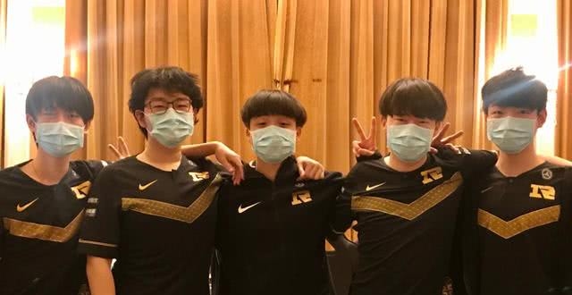 看完RNG2：0滔搏，一直活跃的Uzi沉默了！长叹一口气：我也该退了_腾讯新闻