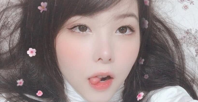 Mayumi发布最新自拍，躺床上看LPL的比赛，酷爱吐舌头的动作_腾讯新闻