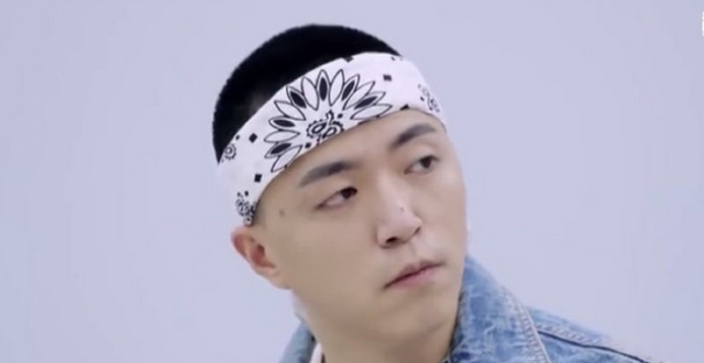 淡黄长裙蓬松头发是唱给王宝强？心疼我方jonyJ，一句Rap教一天_腾讯新闻