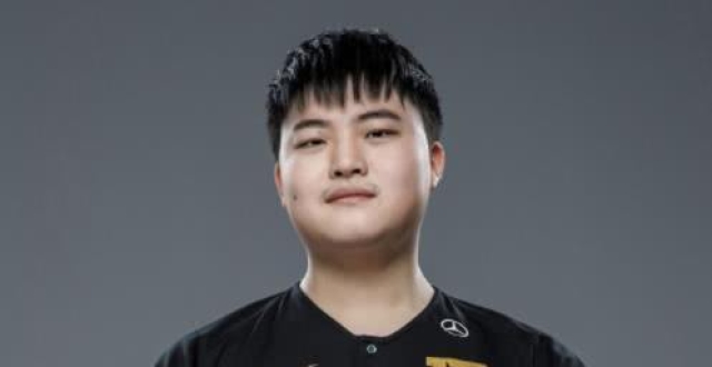 369直播间爆出猛料：UZI即将退役？karsa紧急澄清：是在开玩笑_腾讯新闻