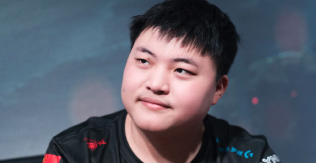 LWX：UZI是我最敬佩的选手！小花生：有谁会讨厌UZI呢？_腾讯新闻