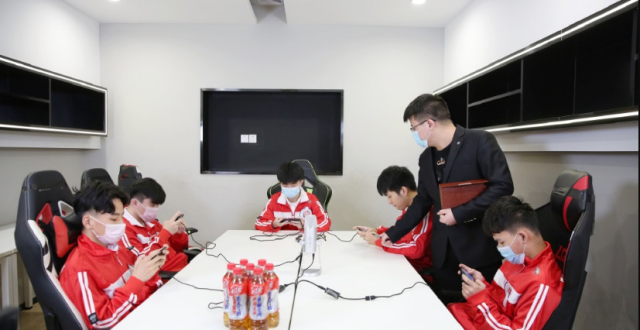 XQ4：2战胜WE晋级六强，与LGD大鹅会师，九尾一手法刺成全场焦点！_腾讯新闻