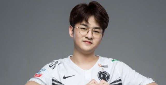 Puff老婆微博点赞引争议！又内涵JKL，又暗示IG的队友不行？_腾讯新闻