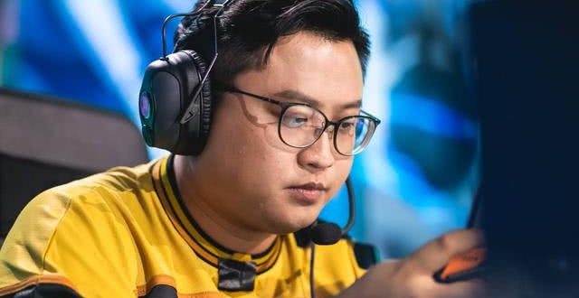 王者荣耀：QG不敌XQ，770把把逆风还自废双臂，SK为何执迷不悟？_腾讯新闻