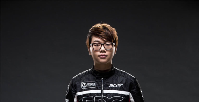 Faker叒“崩溃”！PAWN官宣女友神似Rita，网友集体调侃李哥！_腾讯新闻