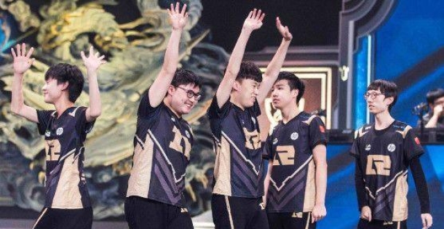 LPL最团结的一年！曾经的S7陪练团已经有八人拿到世界赛冠军，四人退役_腾讯新闻