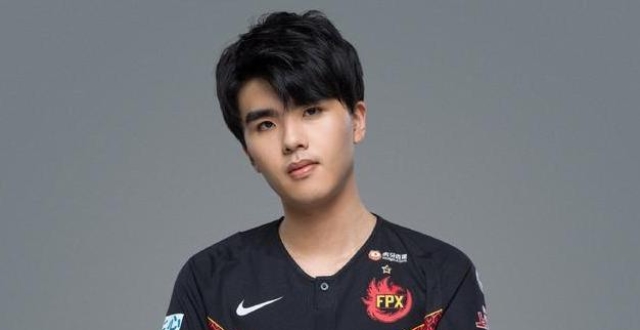 LWX输一局就被安排上，被称为最菜冠军ADC，S9冠军AD就这？_腾讯新闻