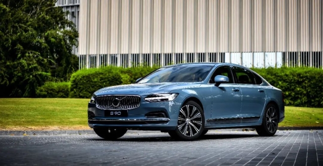 新款沃尔沃S90试驾：轴距3061mm，2.0T＋8AT开起来很顺滑_腾讯新闻