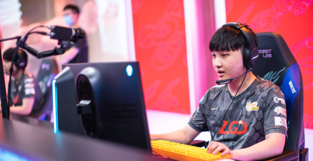 S10小组赛：LGD无缘八强 GEN力压FNC头名出线_腾讯新闻