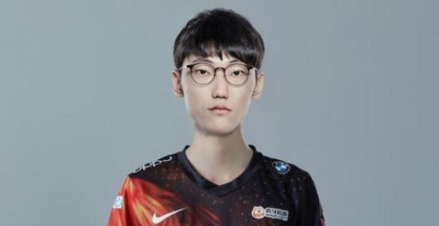 下一场FPX迎战IG！牛宝直言：Theshy非常厉害，我会好好训练_腾讯新闻