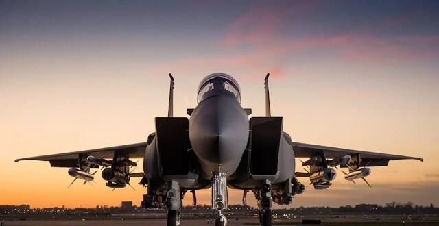 F15EX首飞，超越歼16荣膺三代半之王，装备超过100架_腾讯新闻