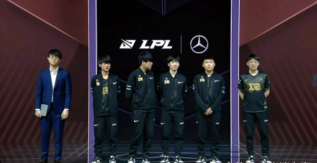 RNG把RW打成人机，小虎泉水“手刃叛徒图”火了，UZI接班人还是猛！_腾讯新闻