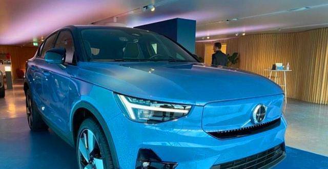沃尔沃首款轿跑SUV，全新C40实拍，双电四驱比领克05更帅_腾讯新闻
