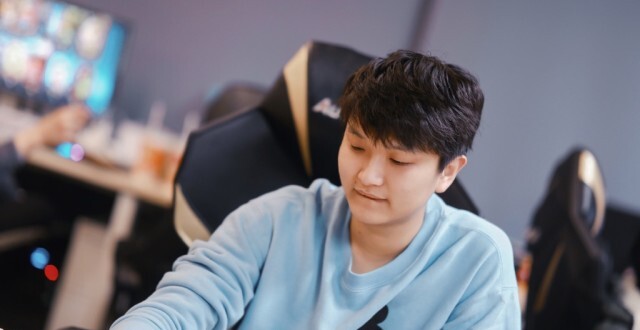 RNGM被QG零封，杰杰发挥出色，猫神有机会重回首发，fly有点悬了_腾讯新闻