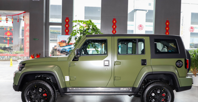 北汽版的牧马人，BJ40刀锋版正式上市，2.0D柴油＋8AT_腾讯新闻