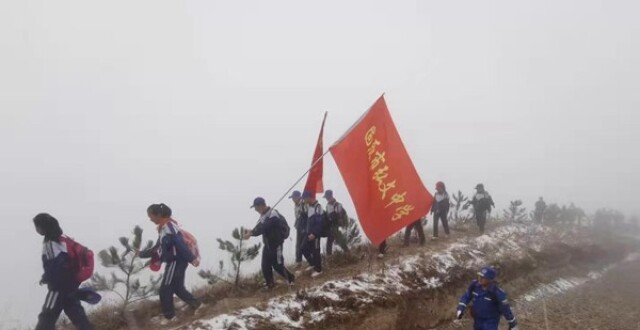 连续26年宁夏固原弘文中学师生每年徒步54公里祭扫慰英烈 腾讯新闻