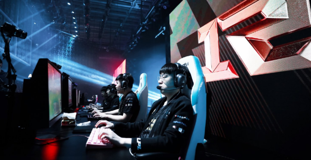 RNG双杀EDG！Doinb点评一针见血 观众呼唤厂长上场_腾讯新闻