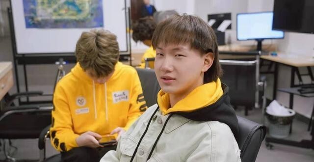 Fly回归首发，解说、人气双双爆，奈何首局不敌EDGM！_腾讯新闻