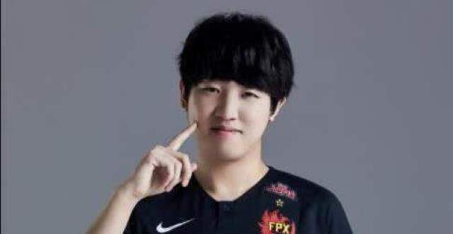 RNG击败DK：Khan两波节奏明着演队友？小虎都忍不住笑了！_腾讯新闻