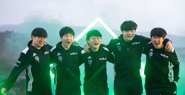 RNG夺得MSI冠军，Khan破防拒绝出席赛后采访，两次送RNG夺冠！_腾讯新闻