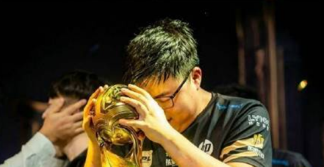 LOL：小龙堡直播暗示对RNG不满，这波真不能怪RNG，Uzi退役一周年_腾讯新闻